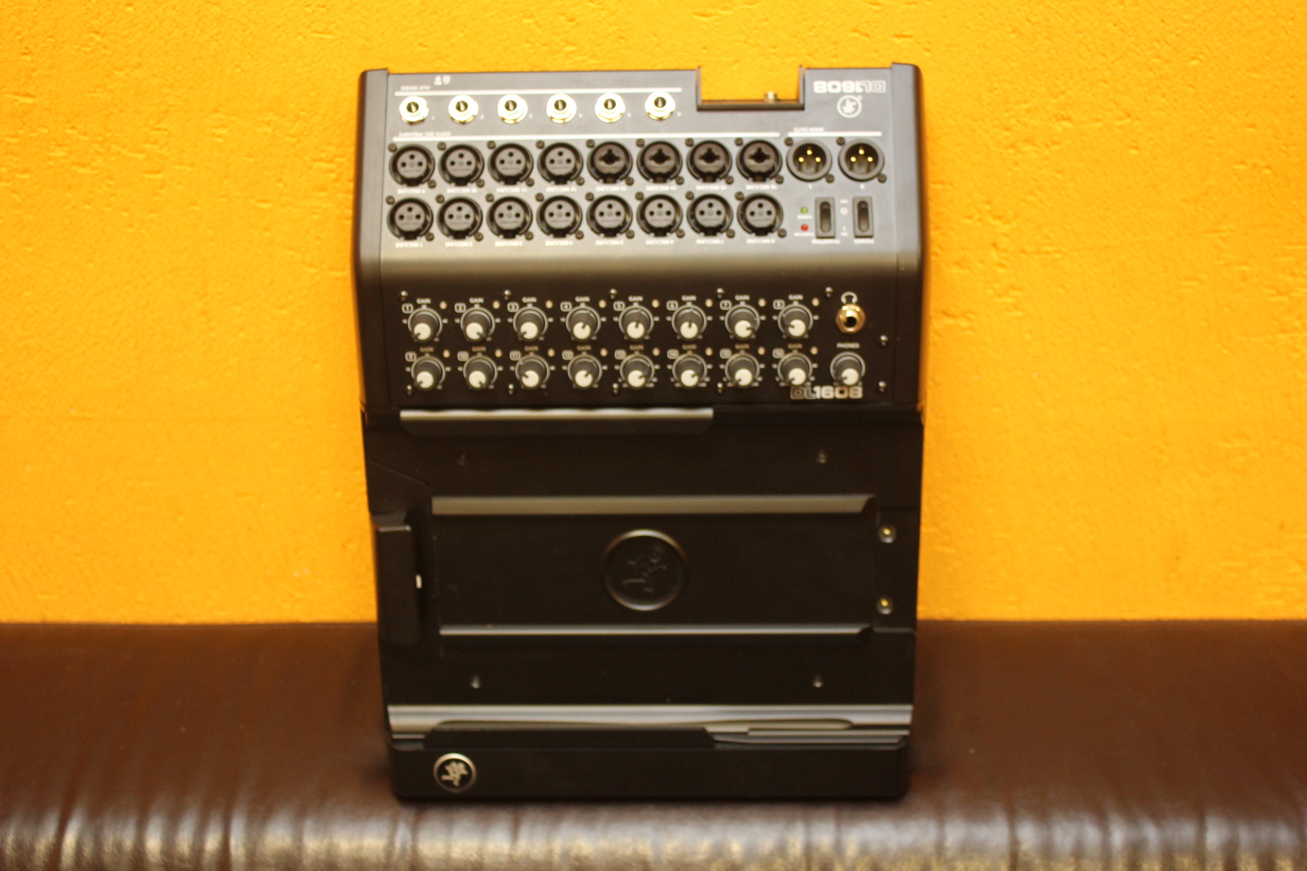 Mackie DL1608 - Муз-Комиссионка